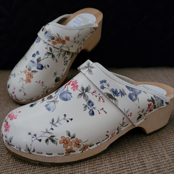 Moheda | Shoes | Moheda Toffeln Girls Off White Floral Print Clogs ...